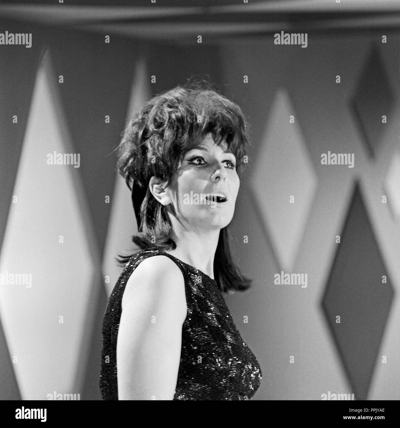 Alma Coogan, britische Schlagersängerin, bei einem Fernsehauftritt in ...