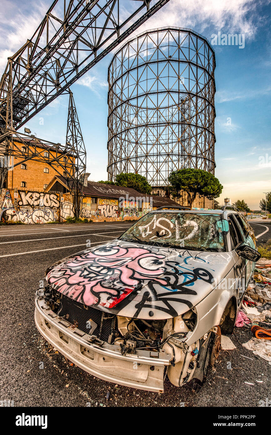 Smashed up car hi-res stock photography and images - Alamy