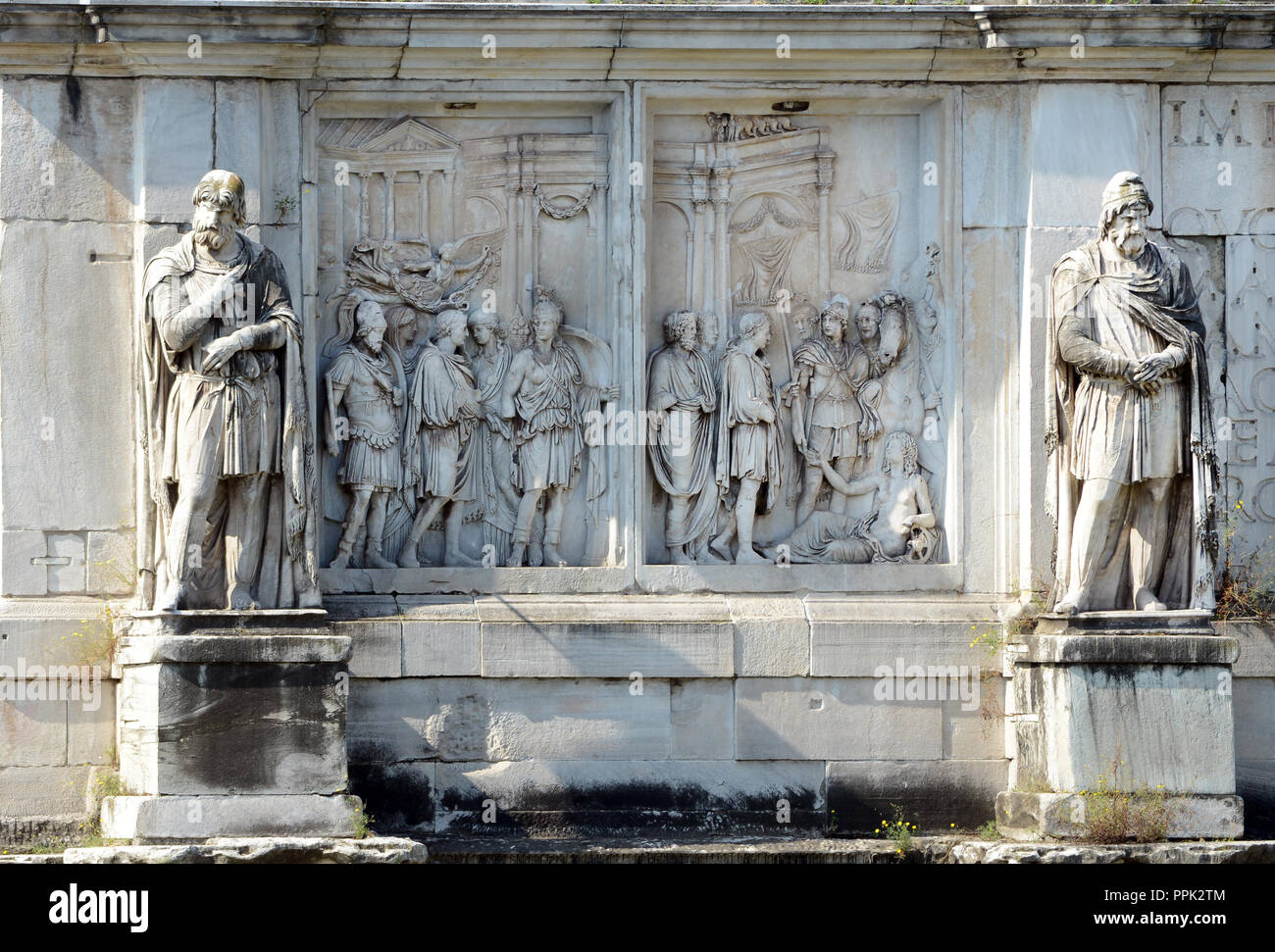 Ancient roman wall relief hi-res stock photography and images - Alamy