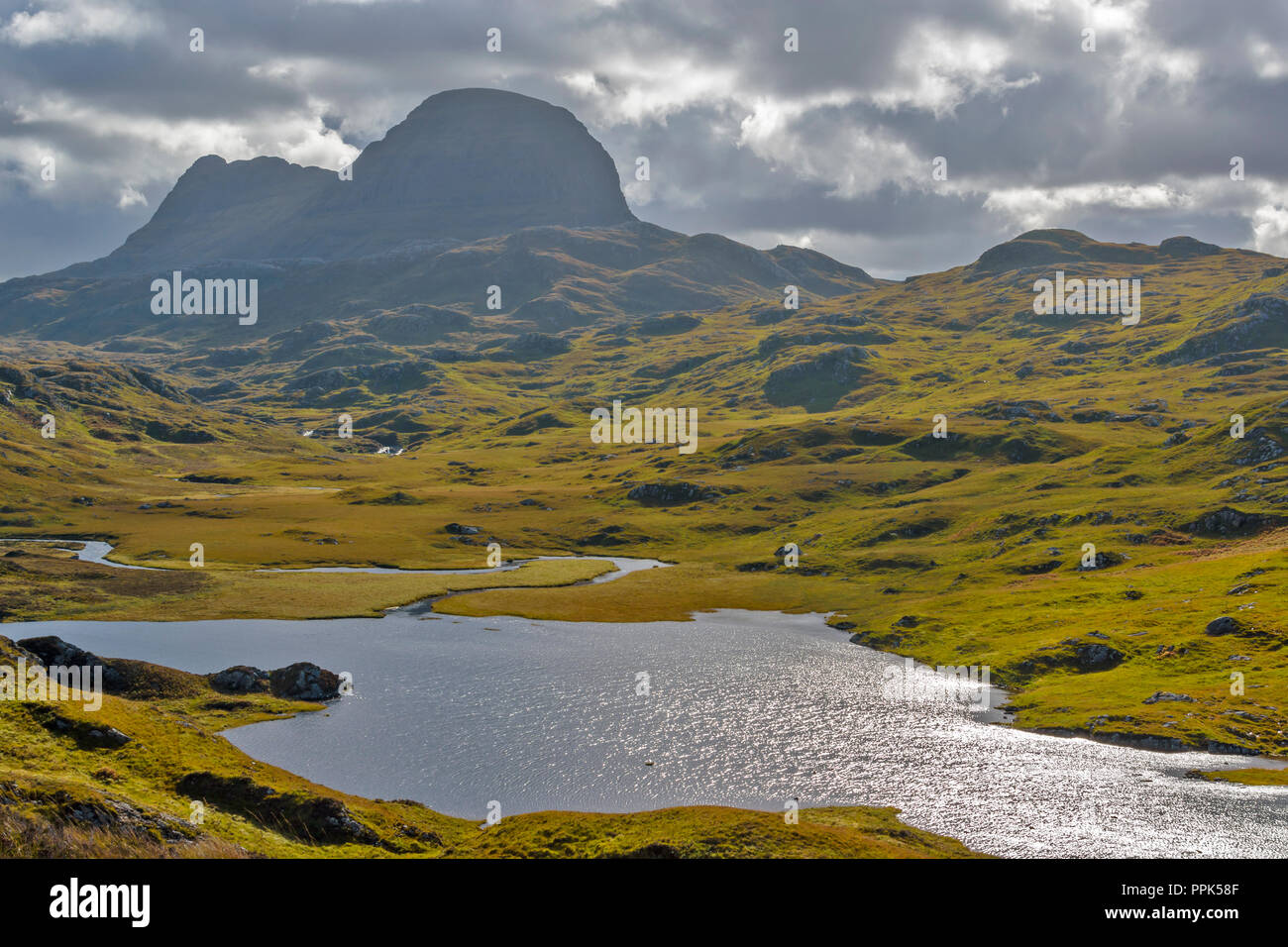 SUILVEN SUTHERLAND SCOTLAND SUNLIGHT ON LOCH NAH AIRIGH FRAOICH AND THE ...