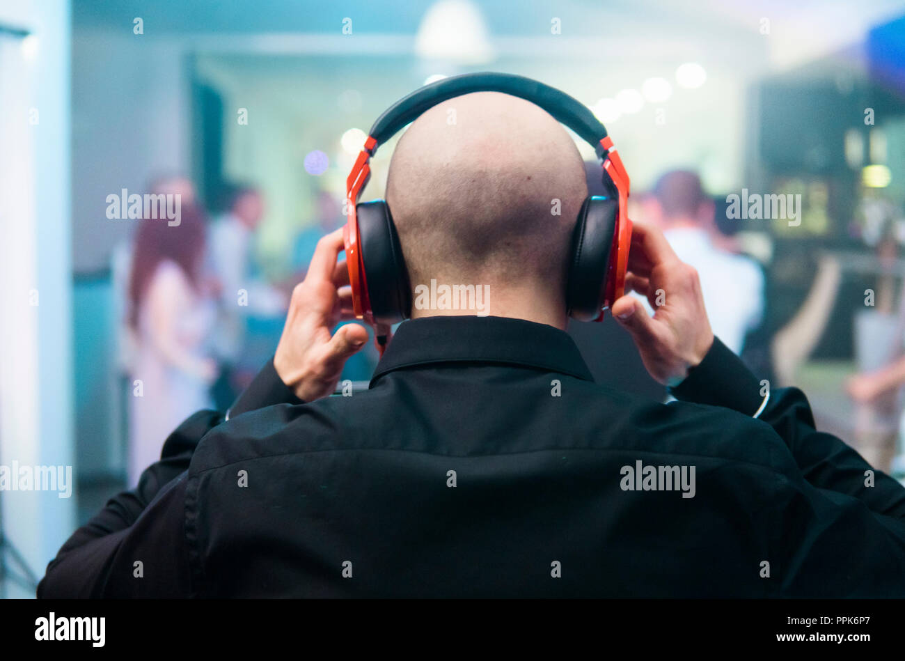 Music Crowd Headphones High Resolution Stock Photography and Images - Alamy