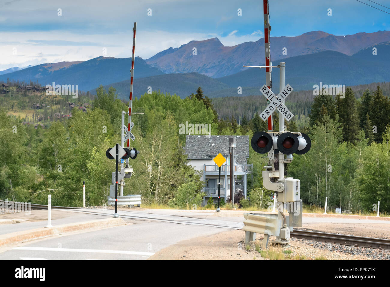 Rail road crossing hi-res stock photography and images - Alamy