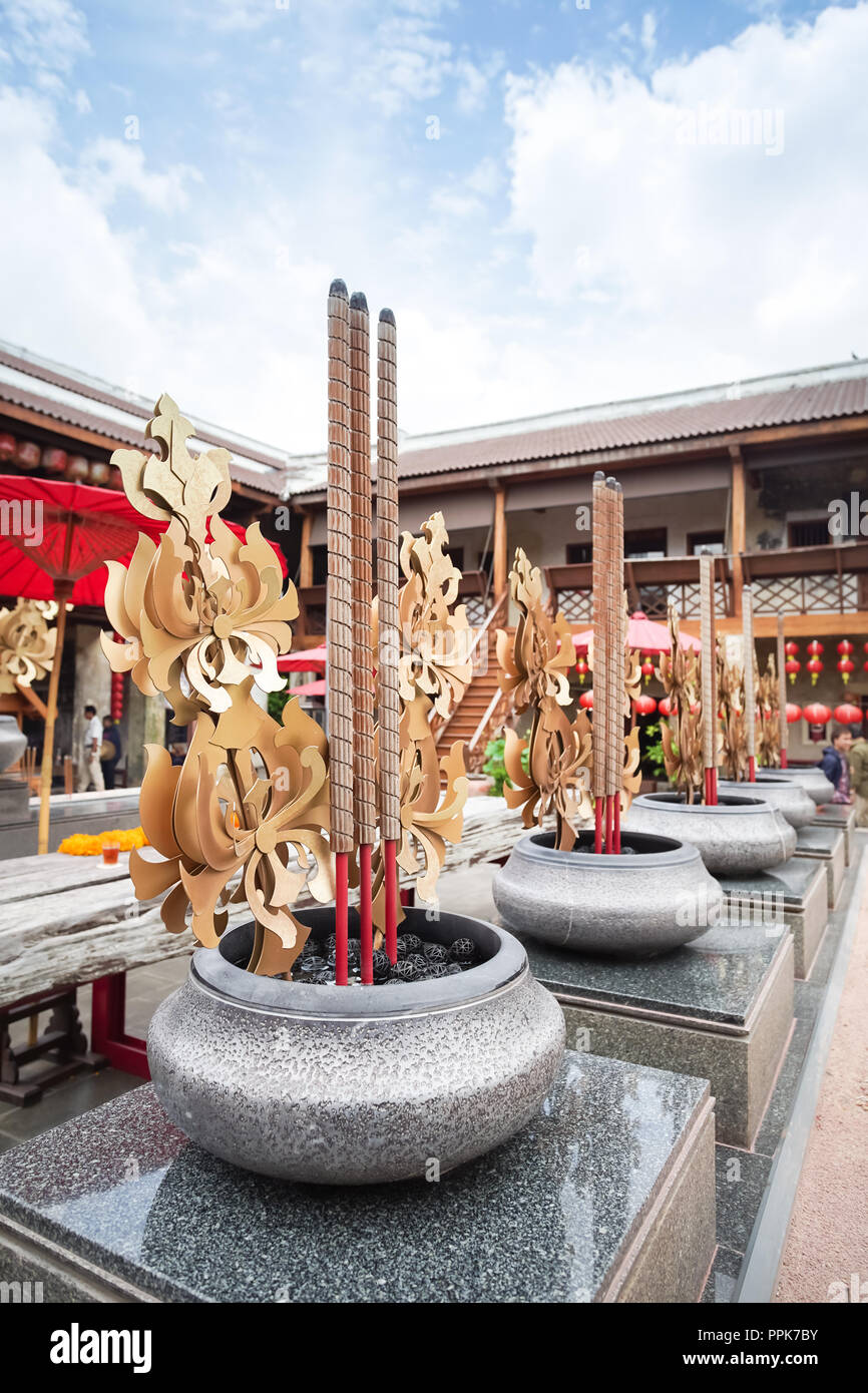 Chinese altar hi-res stock photography and images - Alamy
