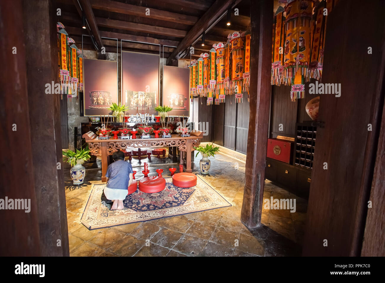 Chinese altar hi-res stock photography and images - Alamy