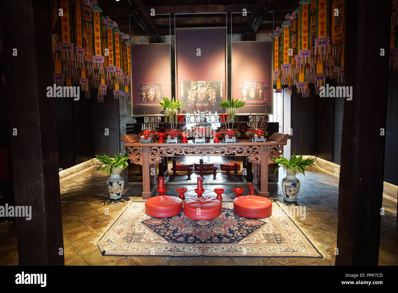 Chinese altar hi-res stock photography and images - Alamy