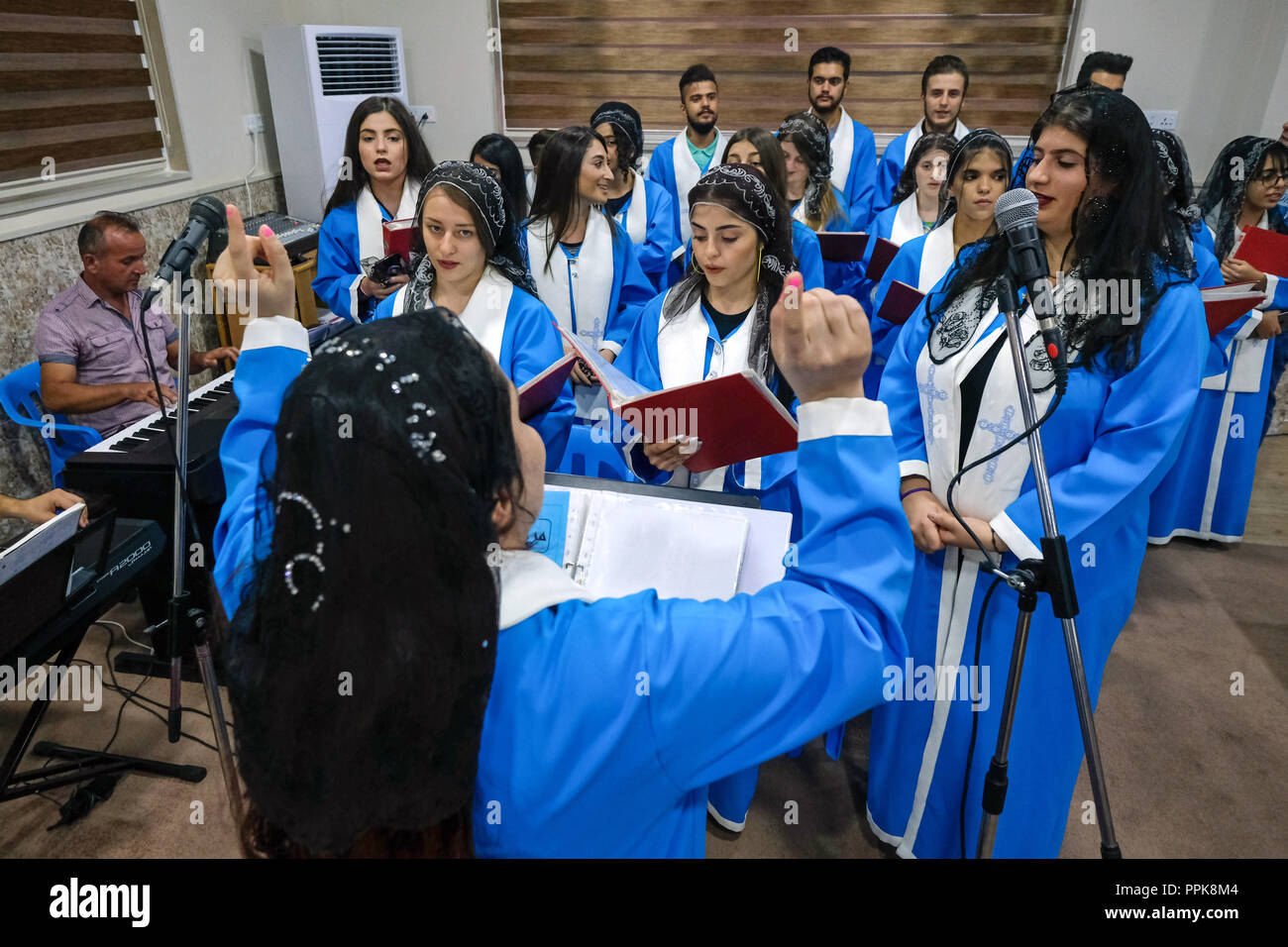 Christians singing hi-res stock photography and images - Alamy