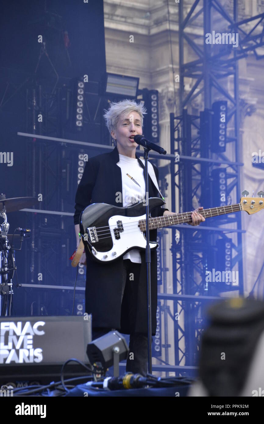 Show singer scene photo hi-res stock photography and images - Alamy