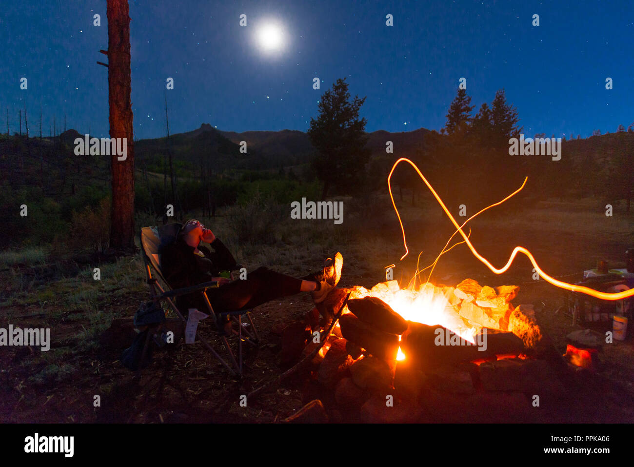 Campfire under the stars hi-res stock photography and images - Alamy