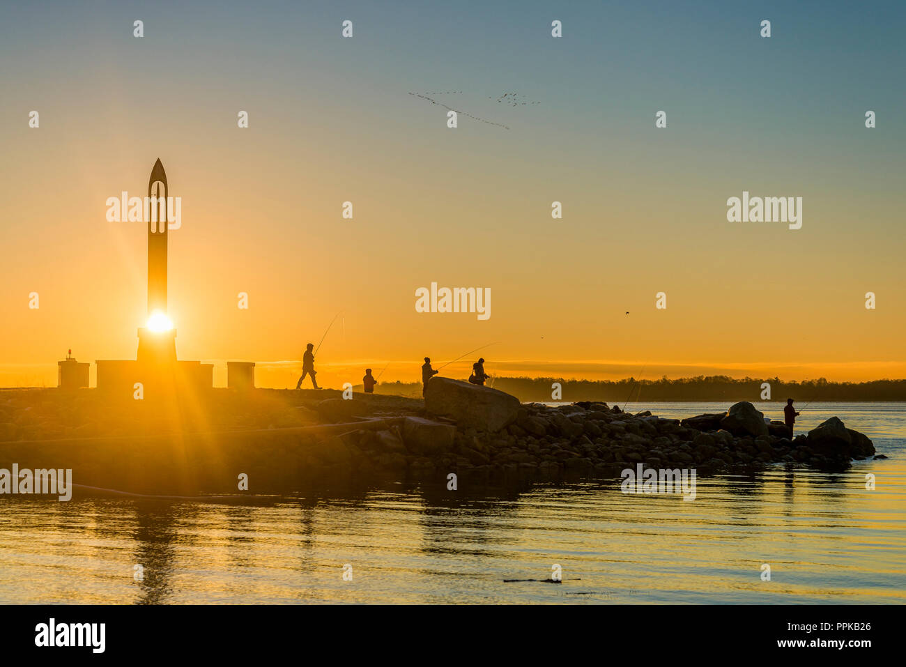 Sunrise, through the Fisherman's Memorial Needle, Garry Point Park ...