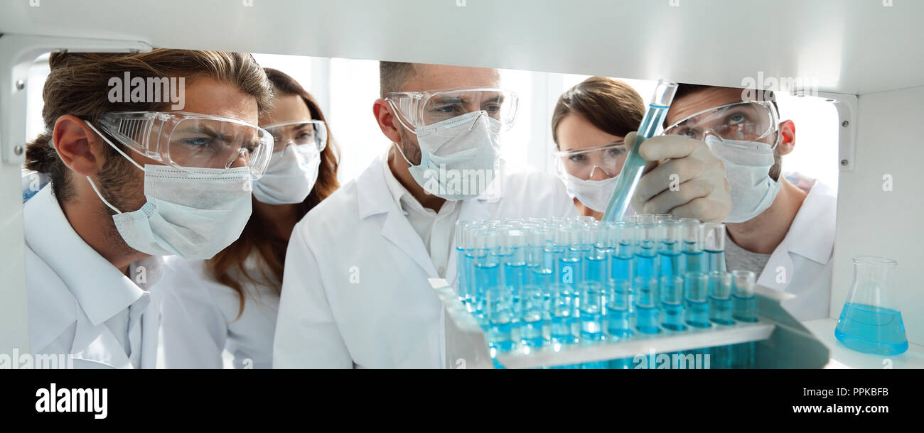 Female male chemical laboratory workers hi-res stock photography and ...