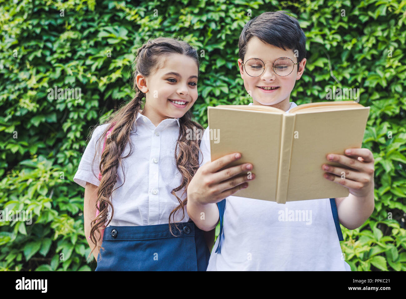 Schoolchildren book hi-res stock photography and images - Alamy