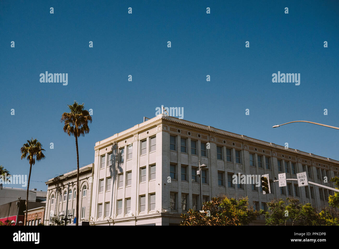 Commercial space and windows hi-res stock photography and images - Alamy