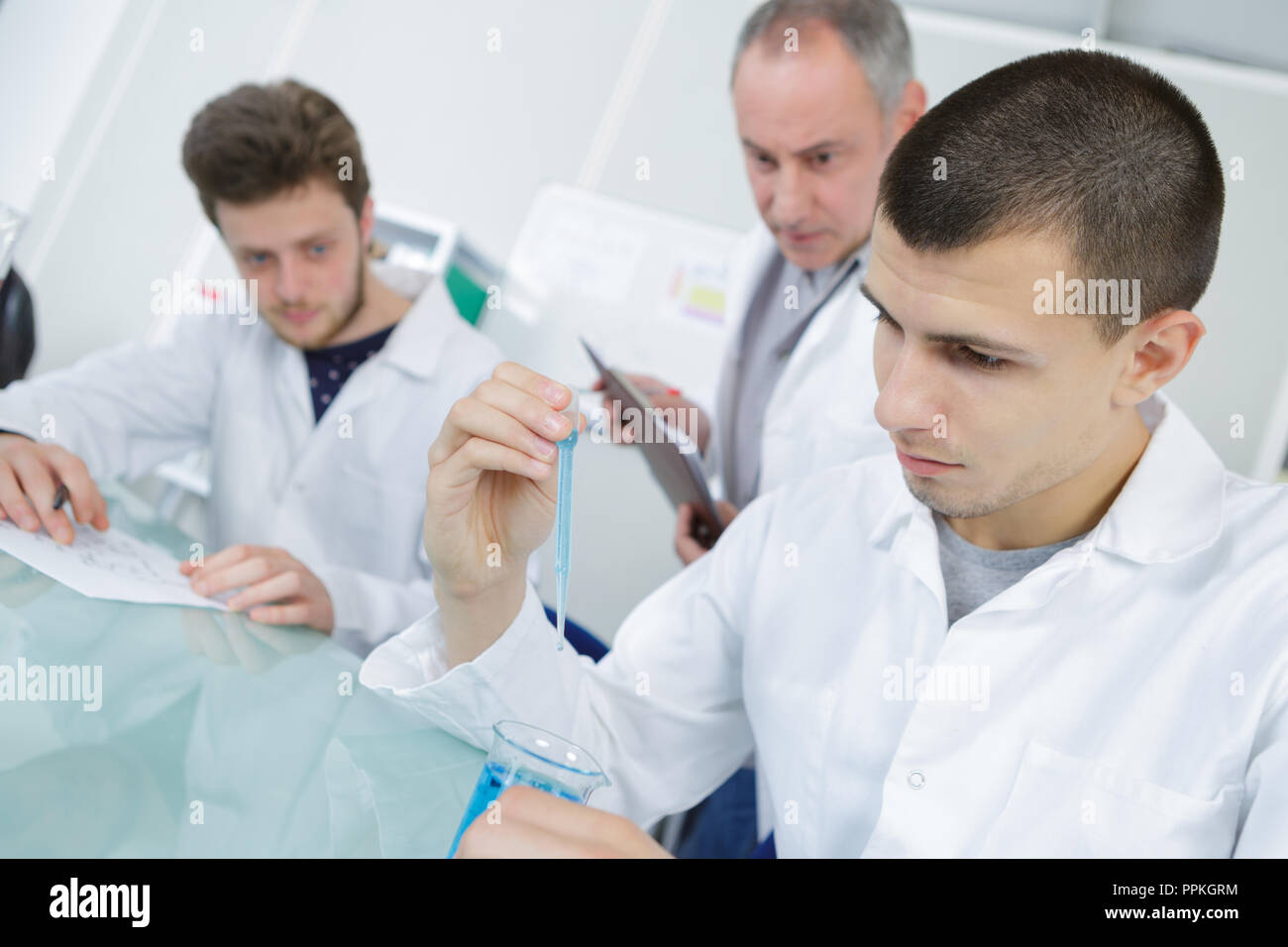 Students field experiment hi-res stock photography and images - Alamy