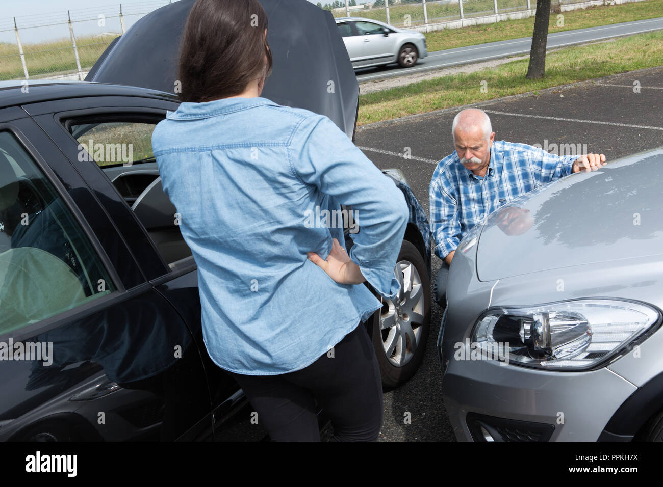 two drivers arguing after traffic accident Stock Photo - Alamy