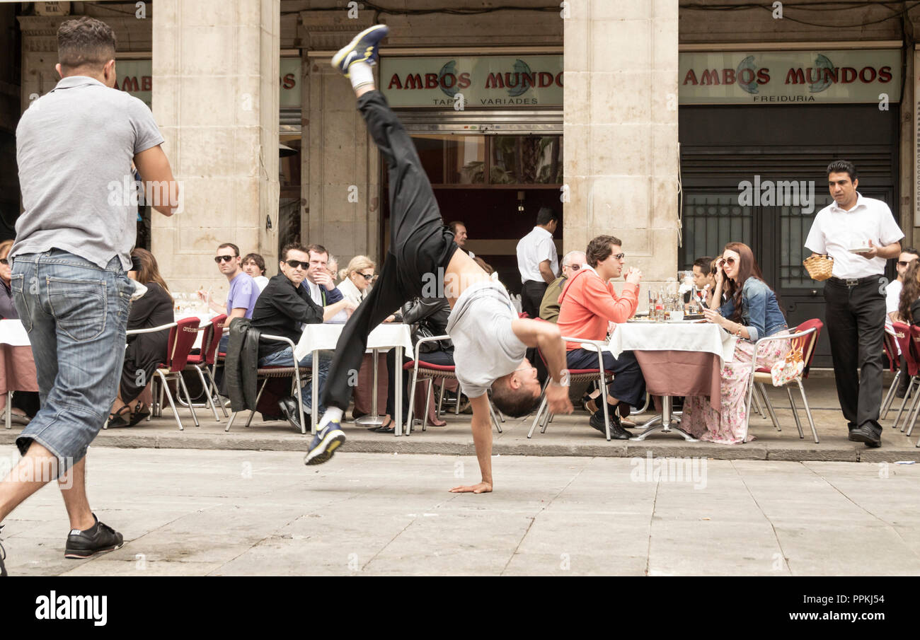 Acrobats hi-res stock photography and images - Alamy