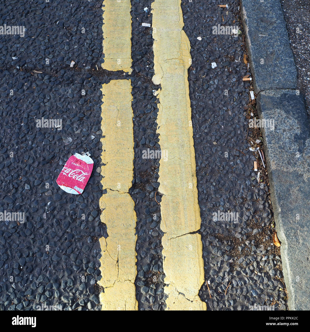 Litter & rubbish left on the street Stock Photo - Alamy