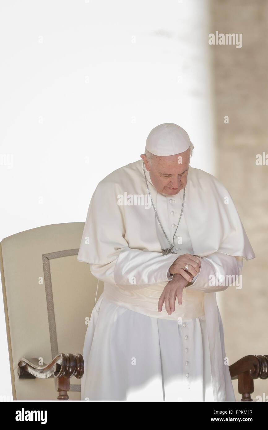 Pope francis looks watch during hi-res stock photography and images - Alamy