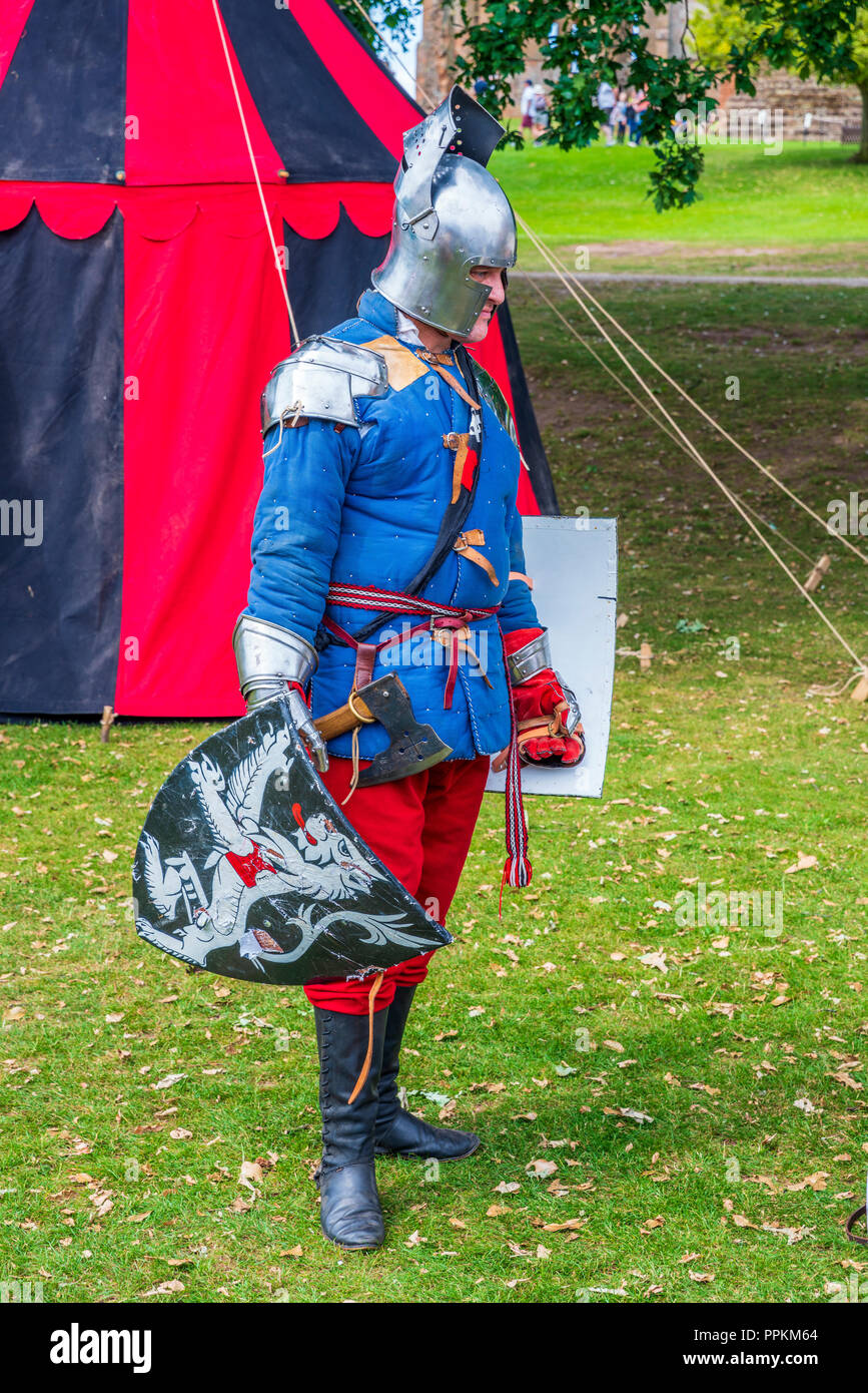Medieval knight armour britain hi-res stock photography and images - Alamy