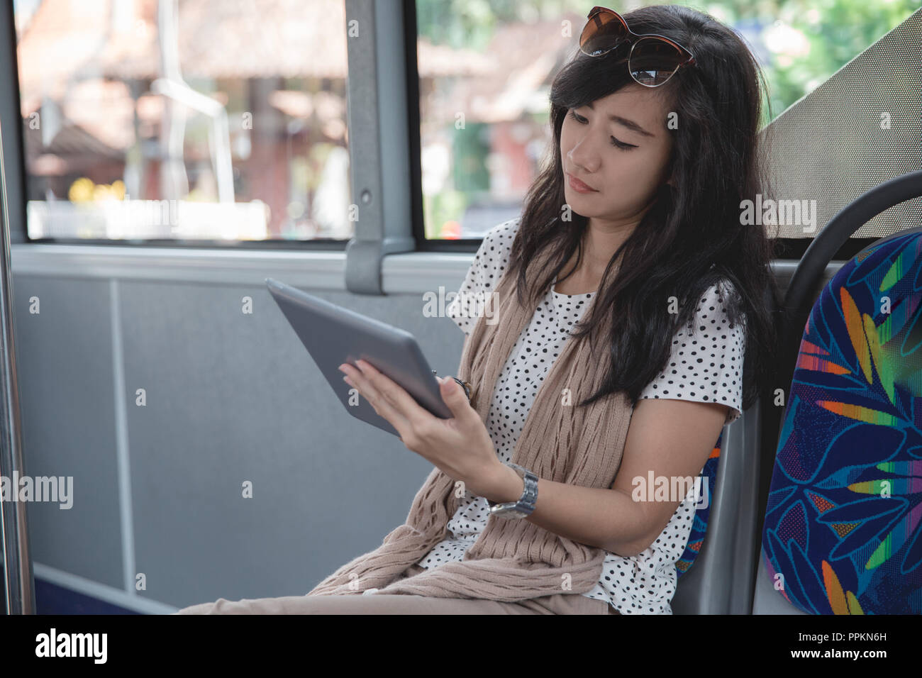 Business suit tablet bus hi-res stock photography and images - Alamy