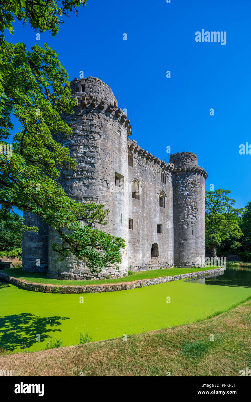 Nunney castle hi-res stock photography and images - Alamy