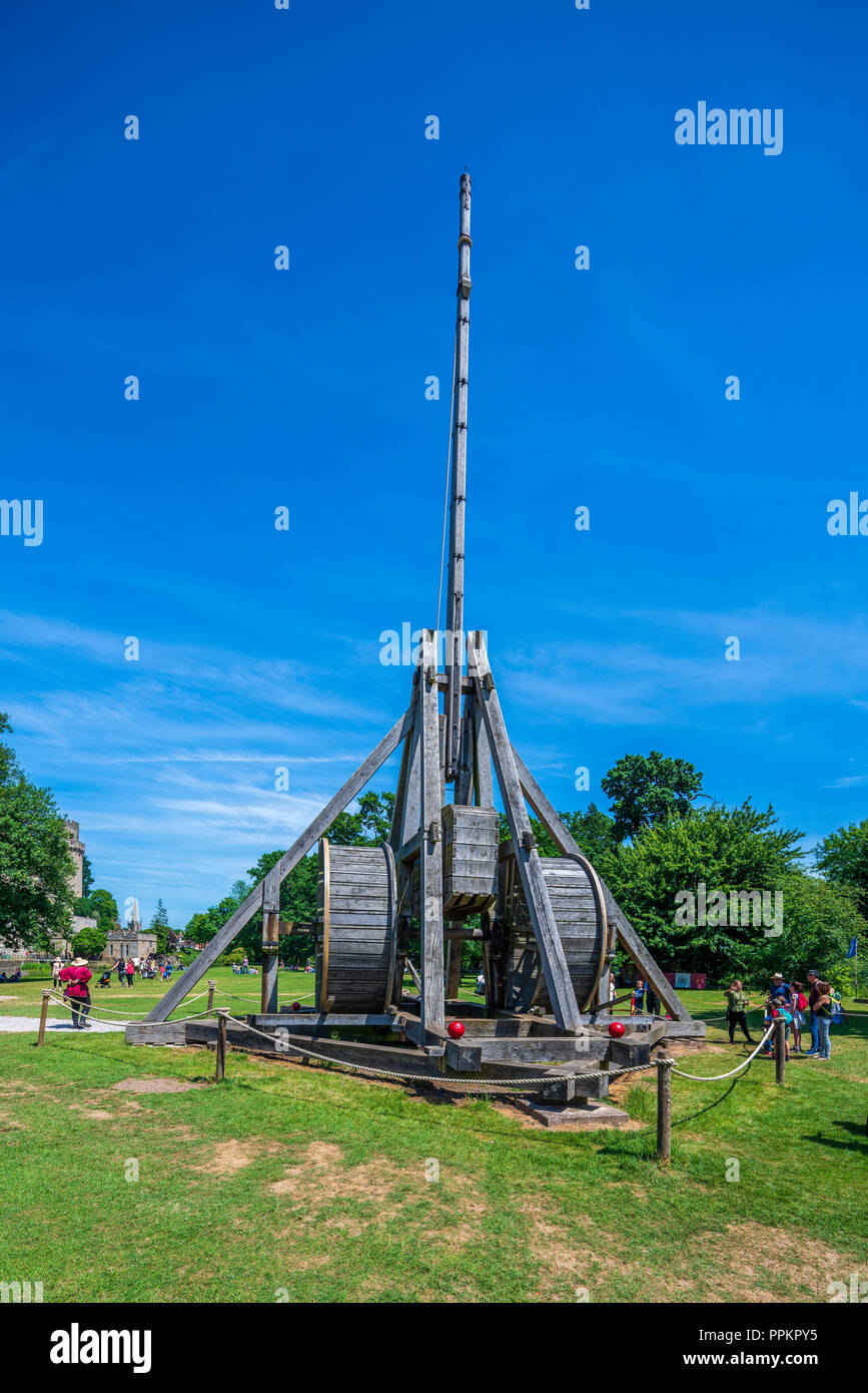 Catapult trebuchet warwick castle hi-res stock photography and images ...