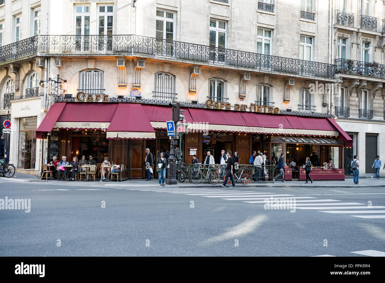 Street view of a typical outdoor coffee terrace Stock Photo - Alamy