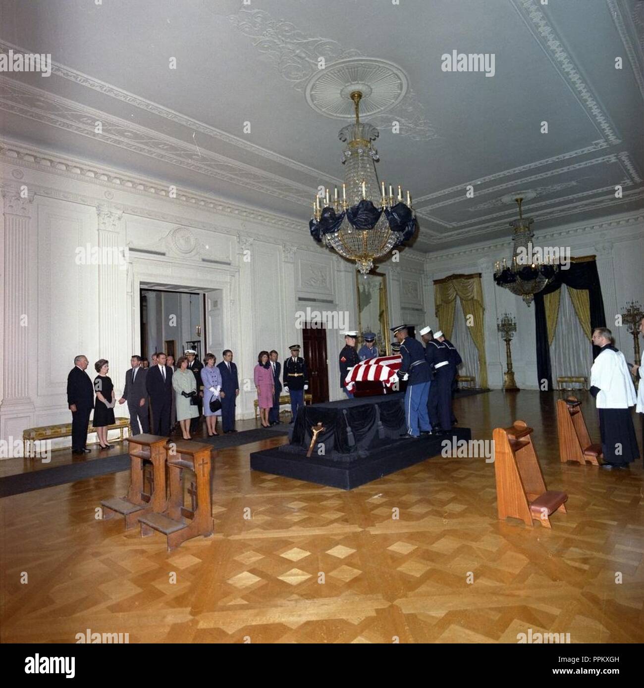Body of JFK being placed on catafalque in East Room Stock Photo - Alamy