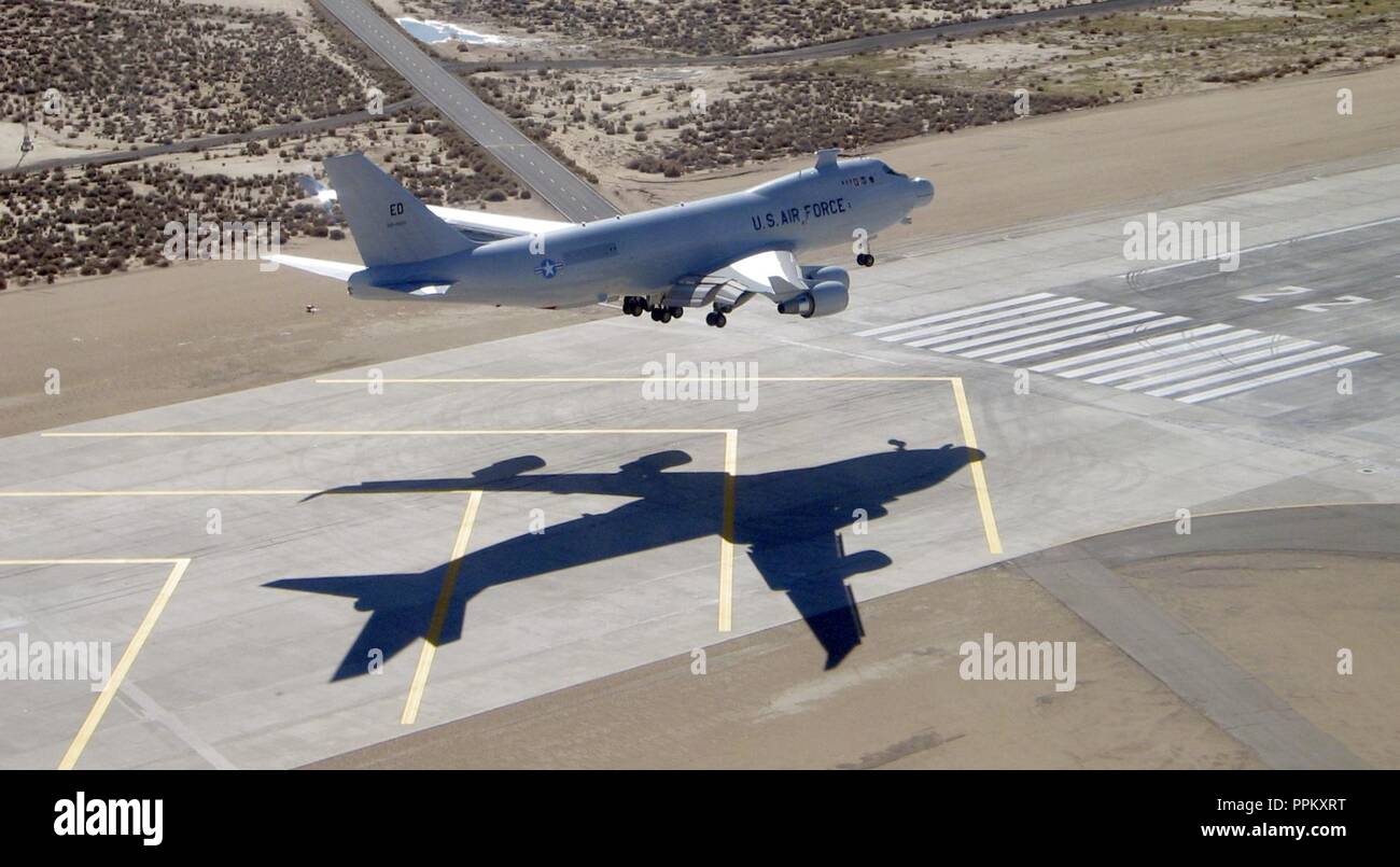 Boeing YAL-1 landing (cropped Stock Photo - Alamy