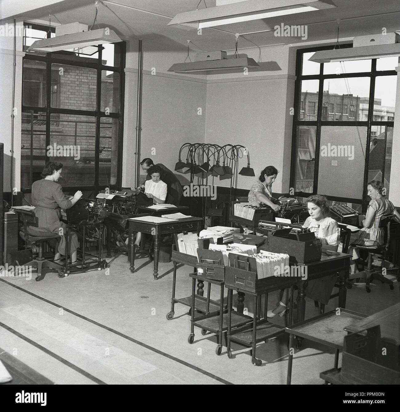 1950s office workers hi-res stock photography and images - Alamy