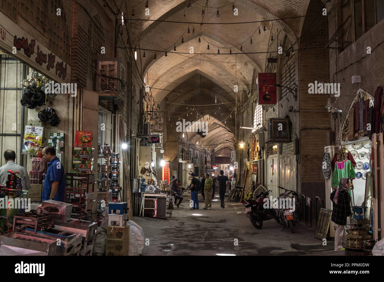 ISFAHAN, IRAN - AUGUST 7, 2018: Street of the Isfahan bazar in the ...