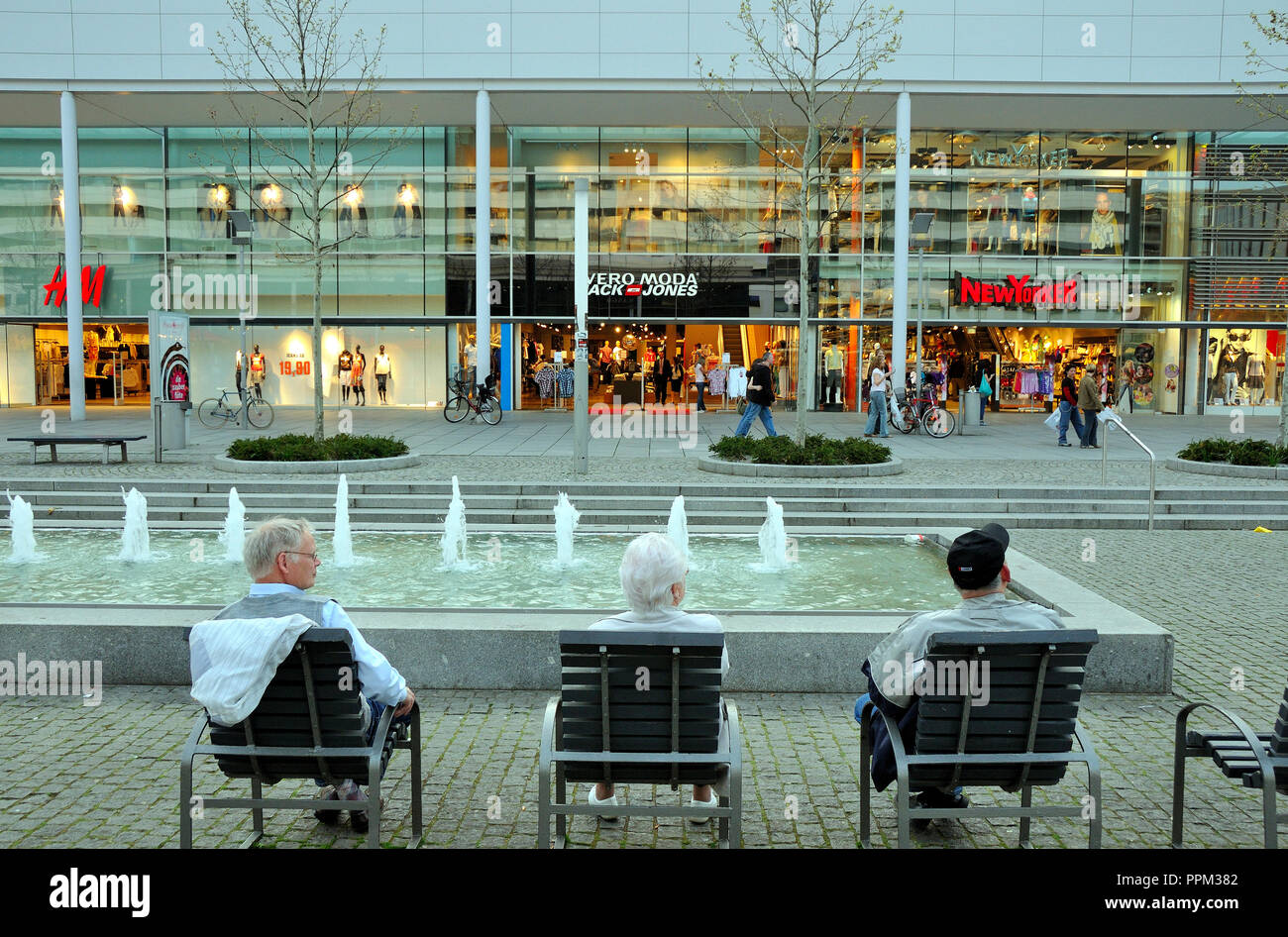 Shopping Mall In Dresden Germany Stock Photo Alamy shopping-mall-in-dresden-germany-stock-photo-alamy