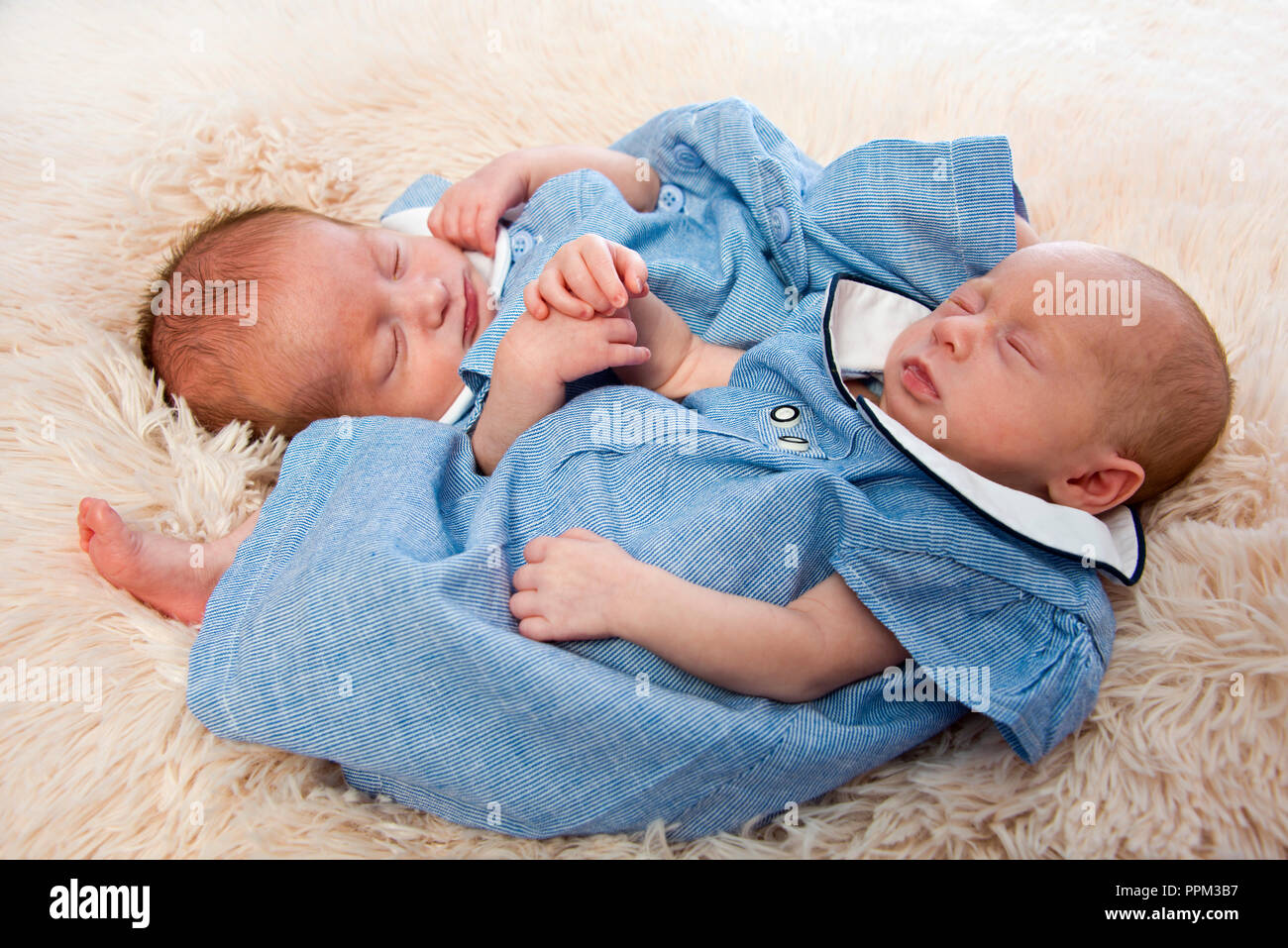 Horizontal portrait of premature twin newborn babies Stock Photo - Alamy