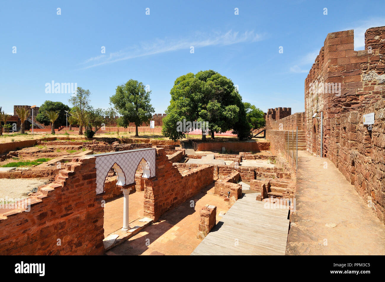 The castle of Silves. Algarve, Portugal Stock Photo - Alamy