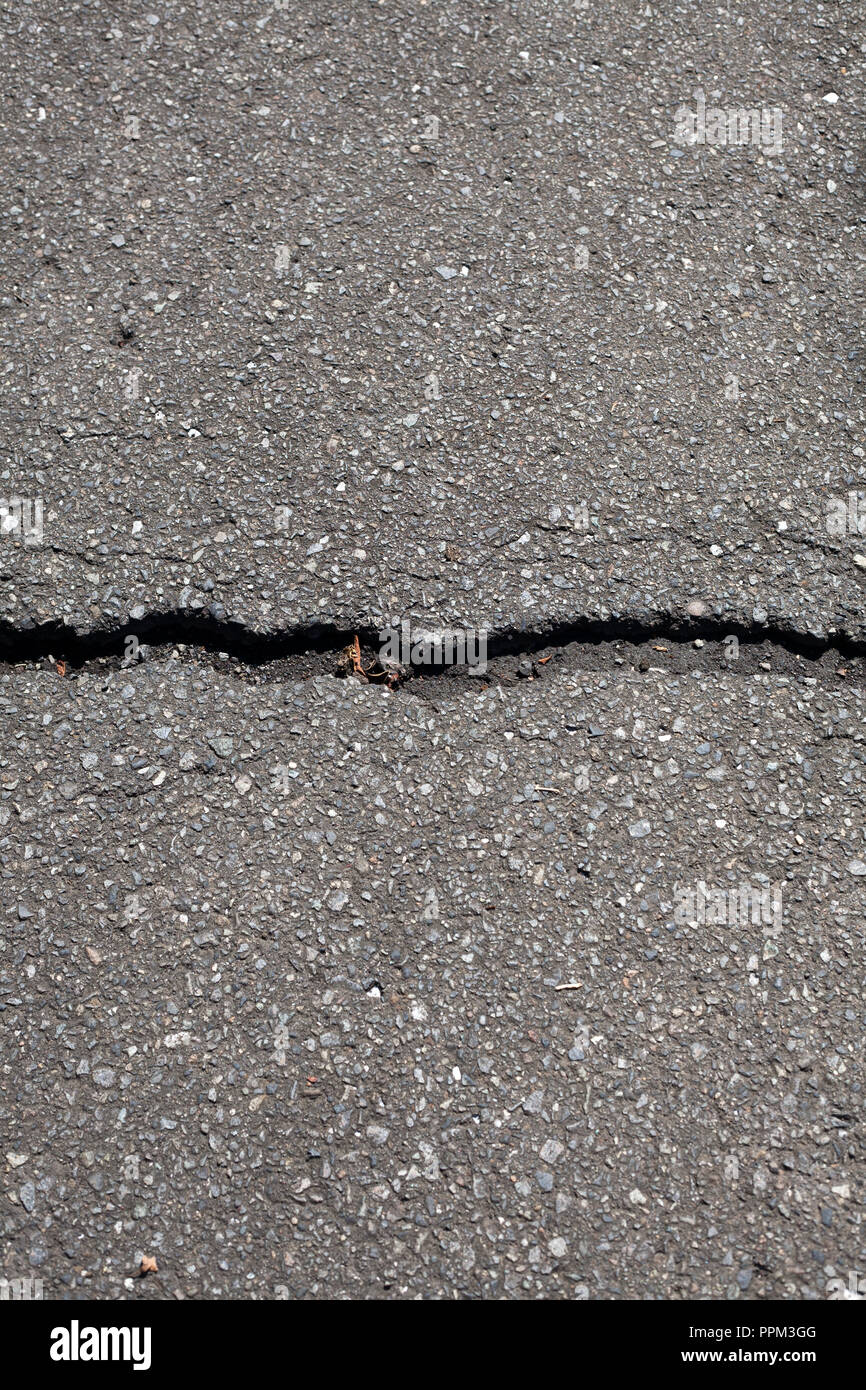 Crack in the pavement hi-res stock photography and images - Alamy
