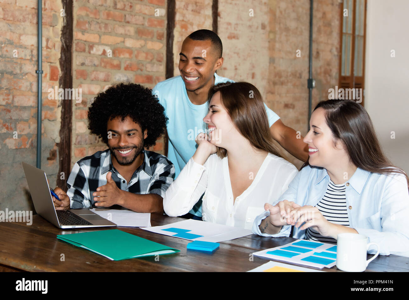 Team cheering work hi-res stock photography and images - Alamy