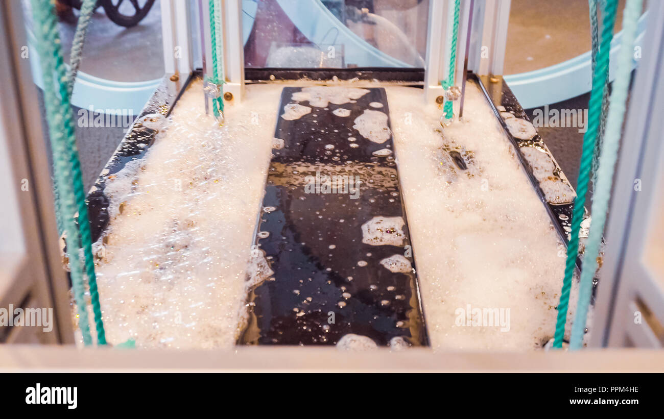 Kids science with bubbles at local science museum Stock Photo - Alamy