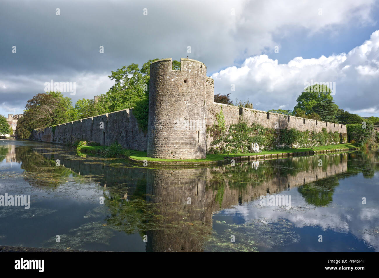 Moat at the Bishop's Palace on a cloudy day in Wells, Somerset, UK ...