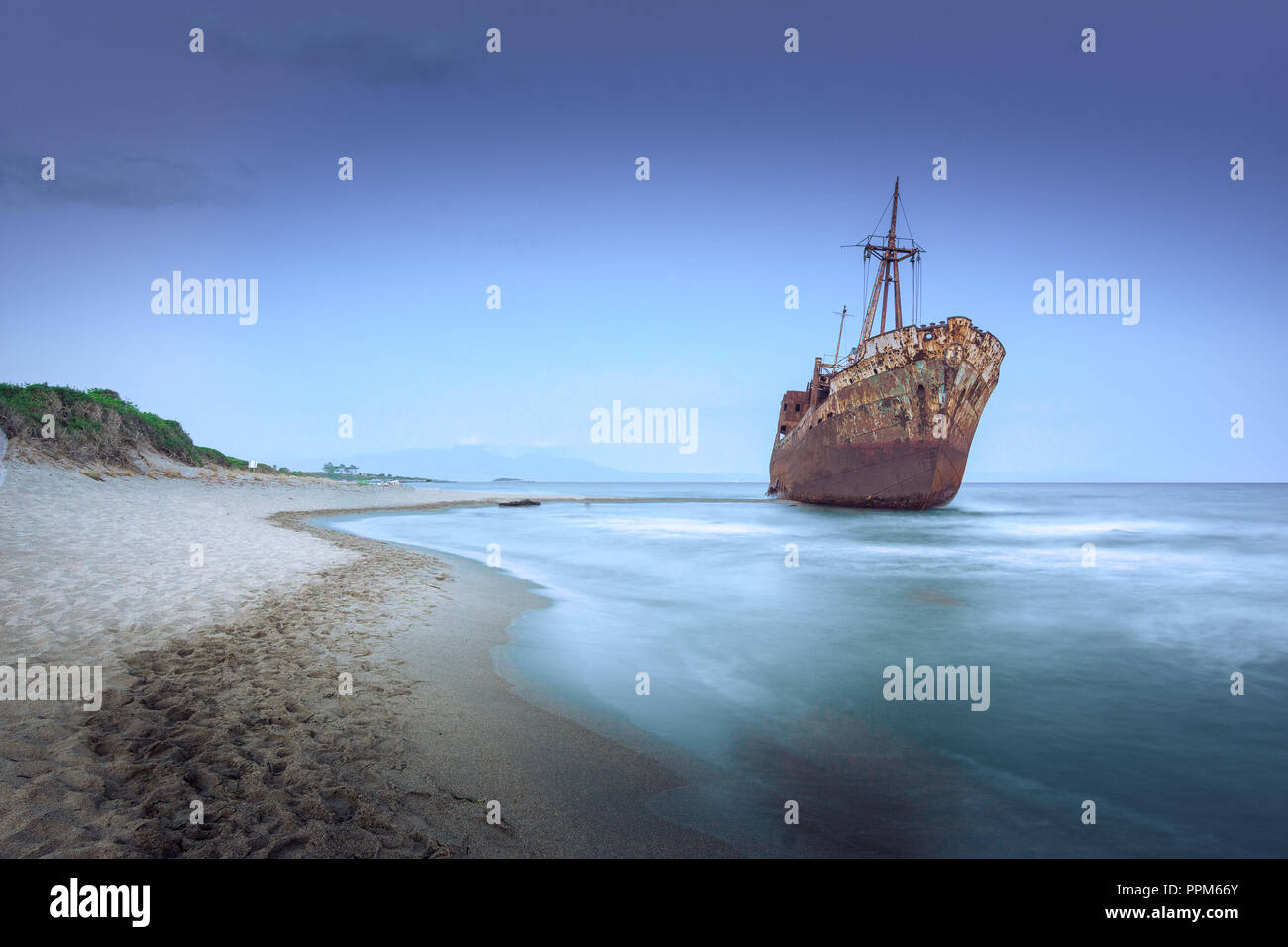 Rusty shipwreck hi-res stock photography and images - Alamy