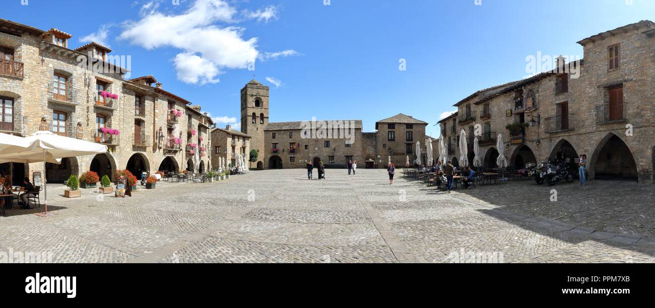 Small town square hi-res stock photography and images - Alamy