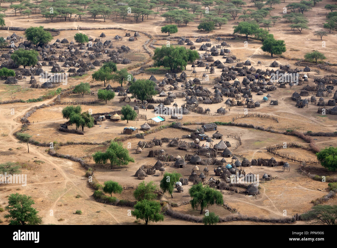 Mud huts sudan hi-res stock photography and images - Alamy