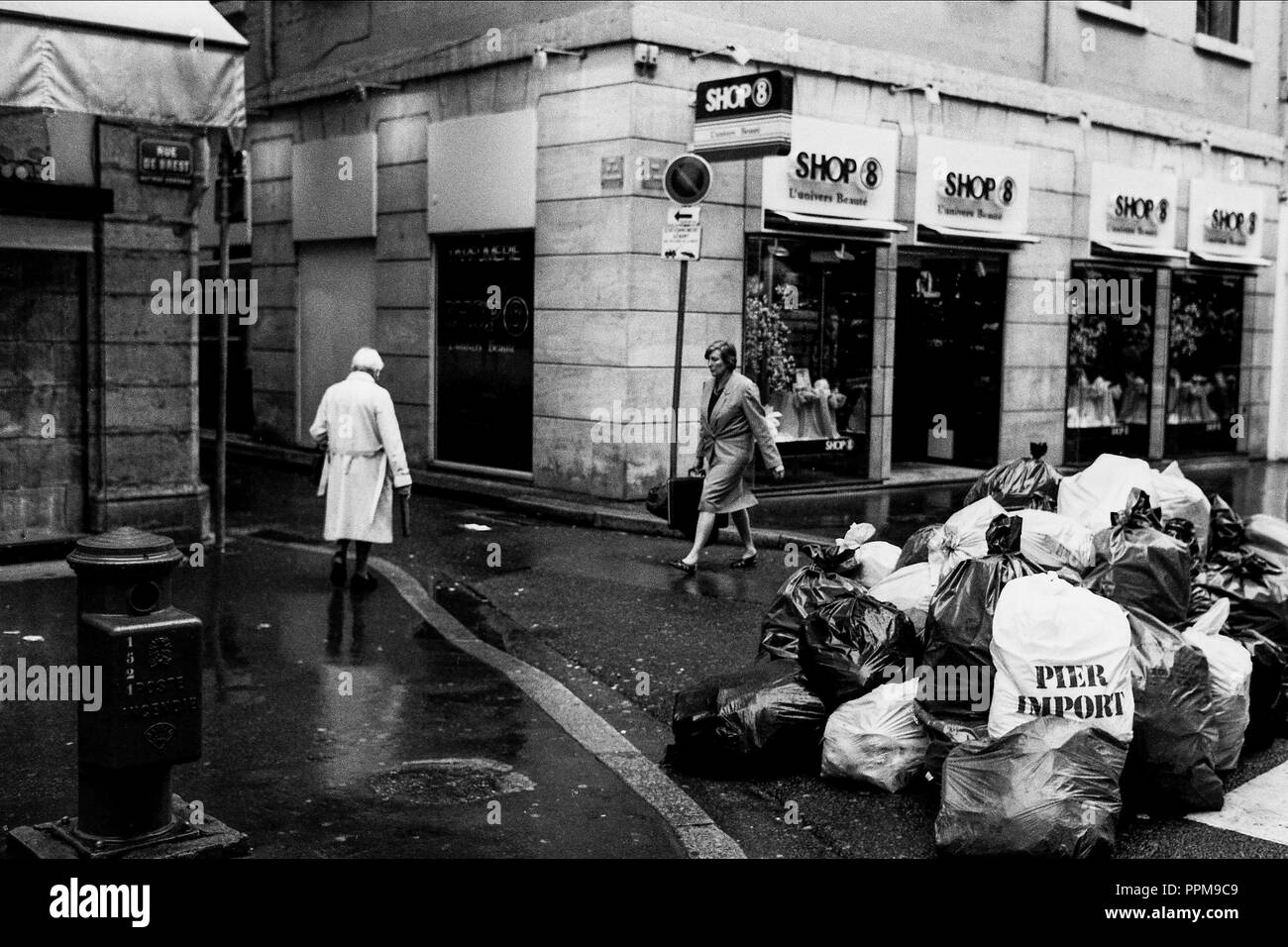 Garbage collectors strike, Lyon, France Stock Photo - Alamy