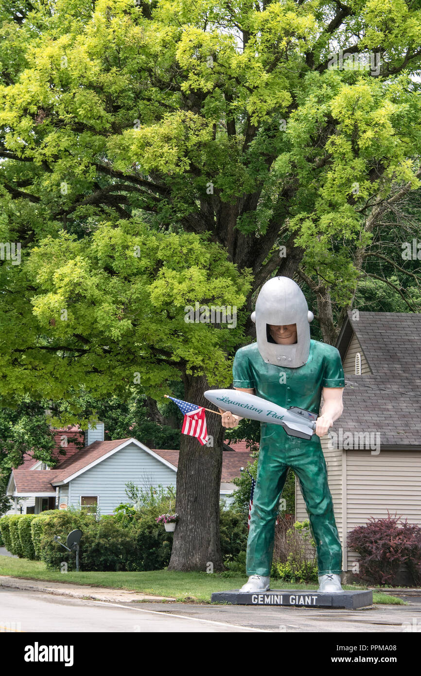 Gemini Giant statue on Route 66, next to Launching Pad Drive-In ...