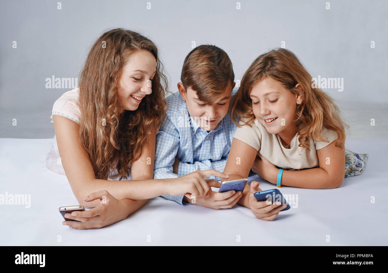 Children playing smartphones hi-res stock photography and images - Alamy