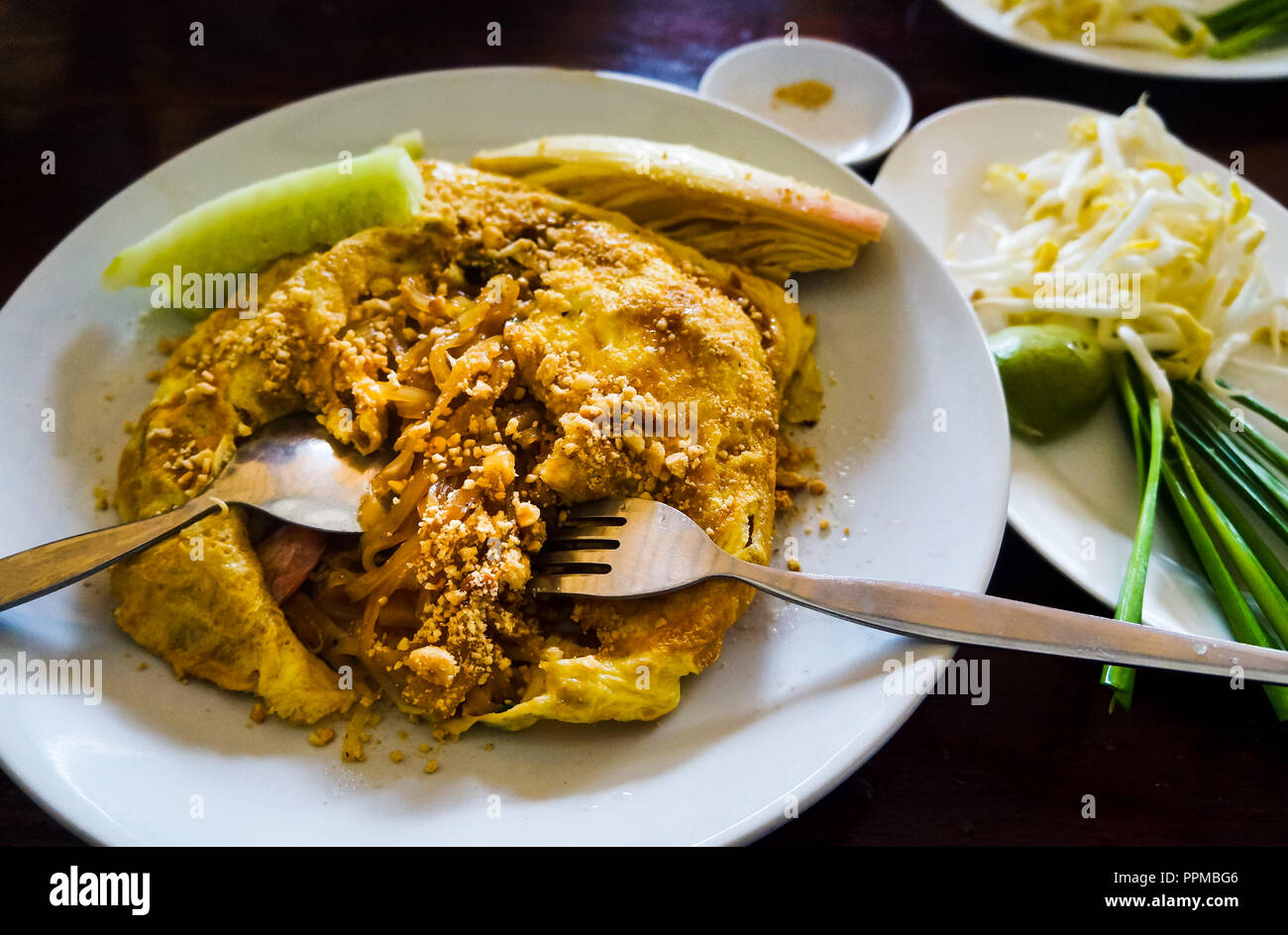 Egg wrapped pad thai hi-res stock photography and images - Alamy