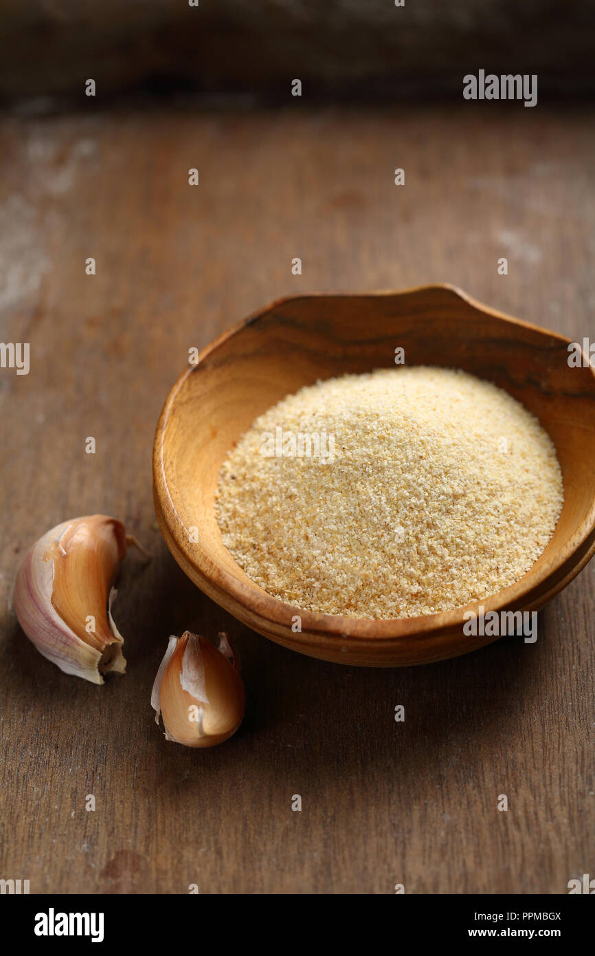 Garlic powder spice in bowl Stock Photo - Alamy