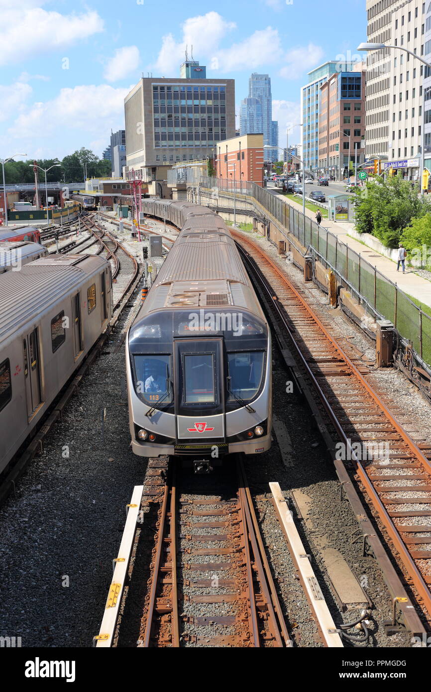 Davisville Subway Station (Toronto, CA Stock Photo - Alamy