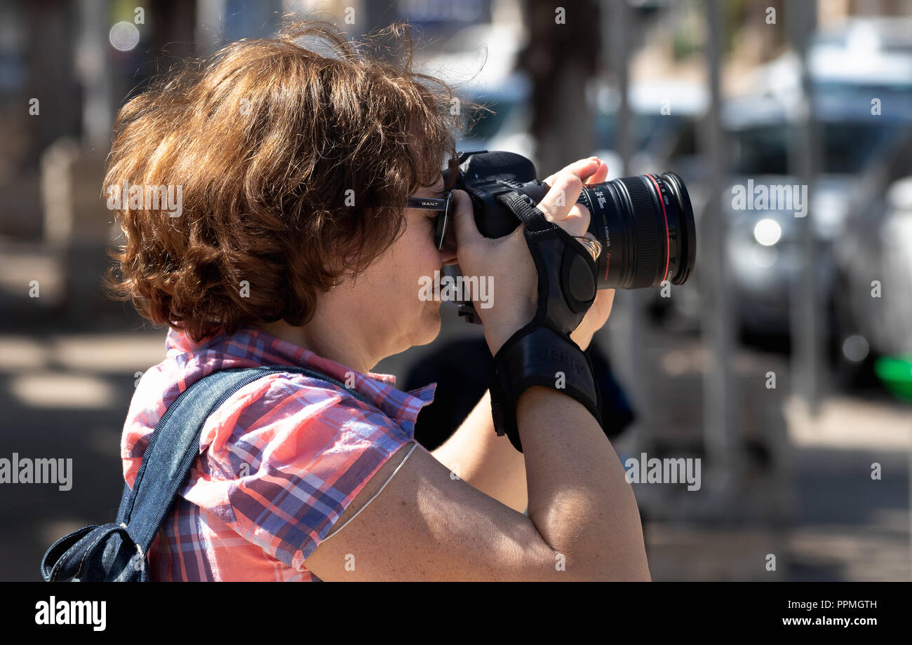 Female amateur photographer taking photograph hi-res stock photography ...