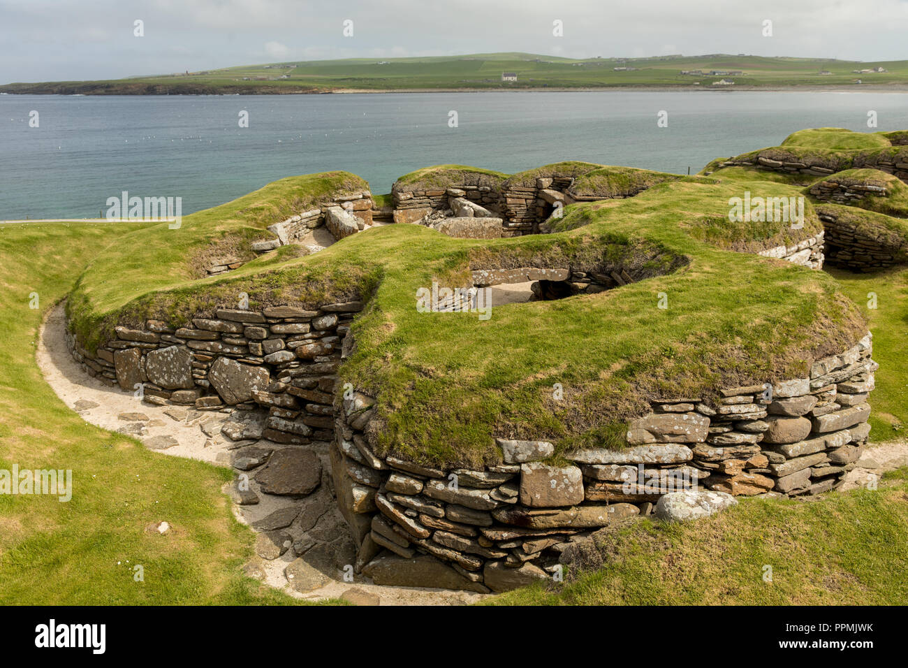 Rundgang durch Scara Brae Stock Photo - Alamy