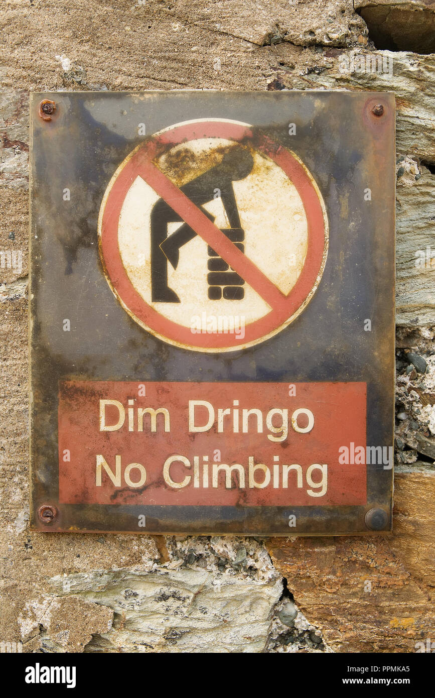 Caution falling stone warning sign hi-res stock photography and images ...