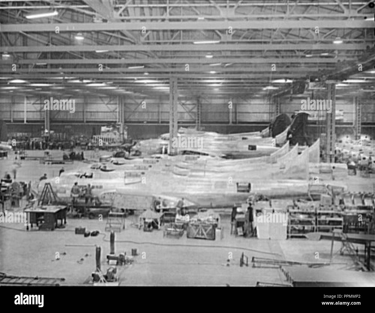 Boeing B-17F production Dec 1942 Stock Photo - Alamy